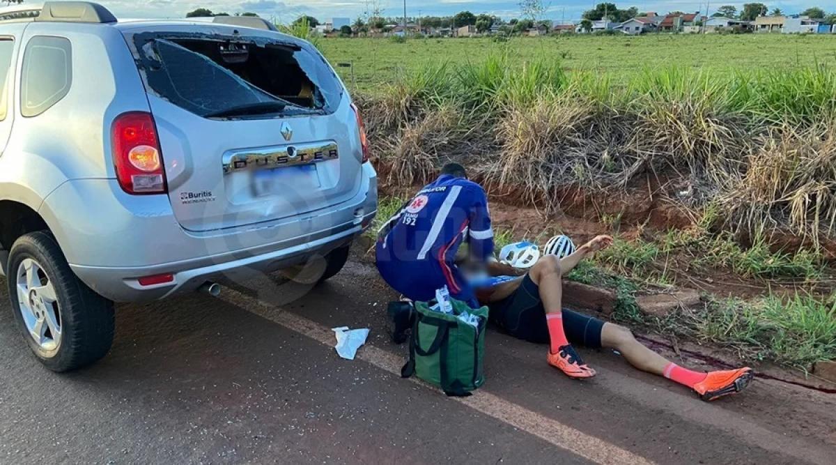 Ciclista Fica Ferido Após Bater Na Traseira De Carro Estacionado Em